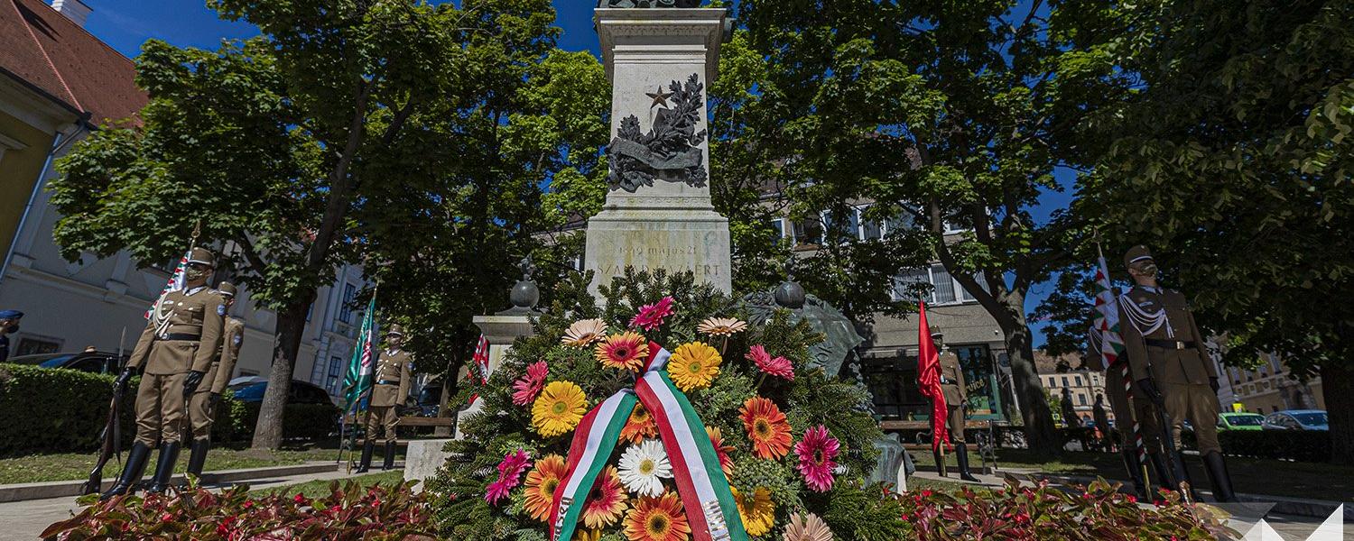 Koszorúzás a honvédelem napja alkalmából