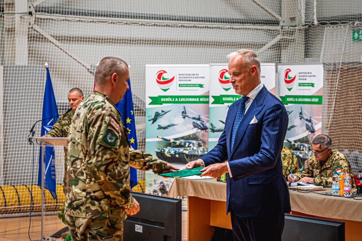 Elismeréseket is átadtak a vezetői értekezleten